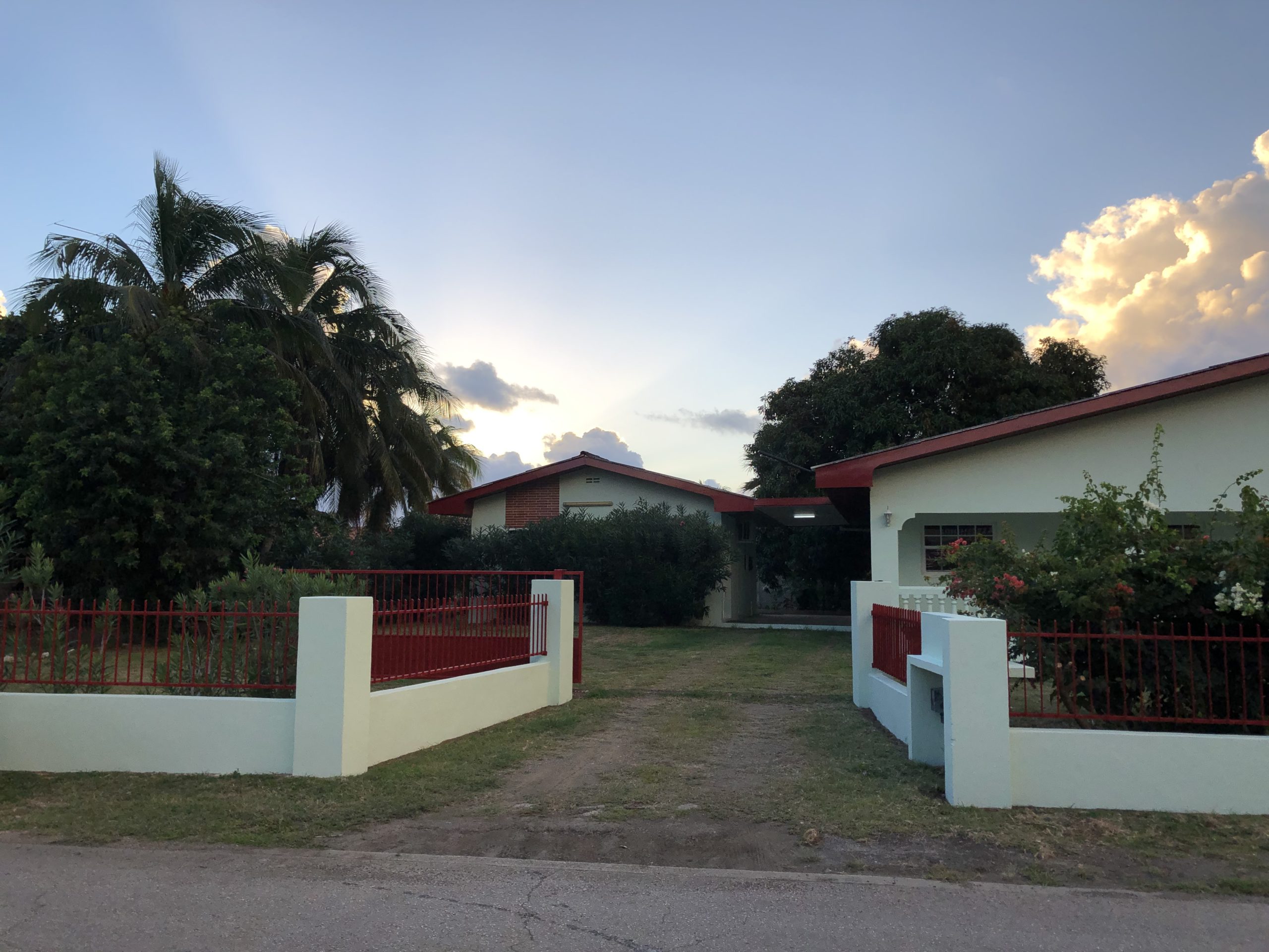 Woning huren: Tropische vakantievilla Panseiku met groot privé zwembad ...